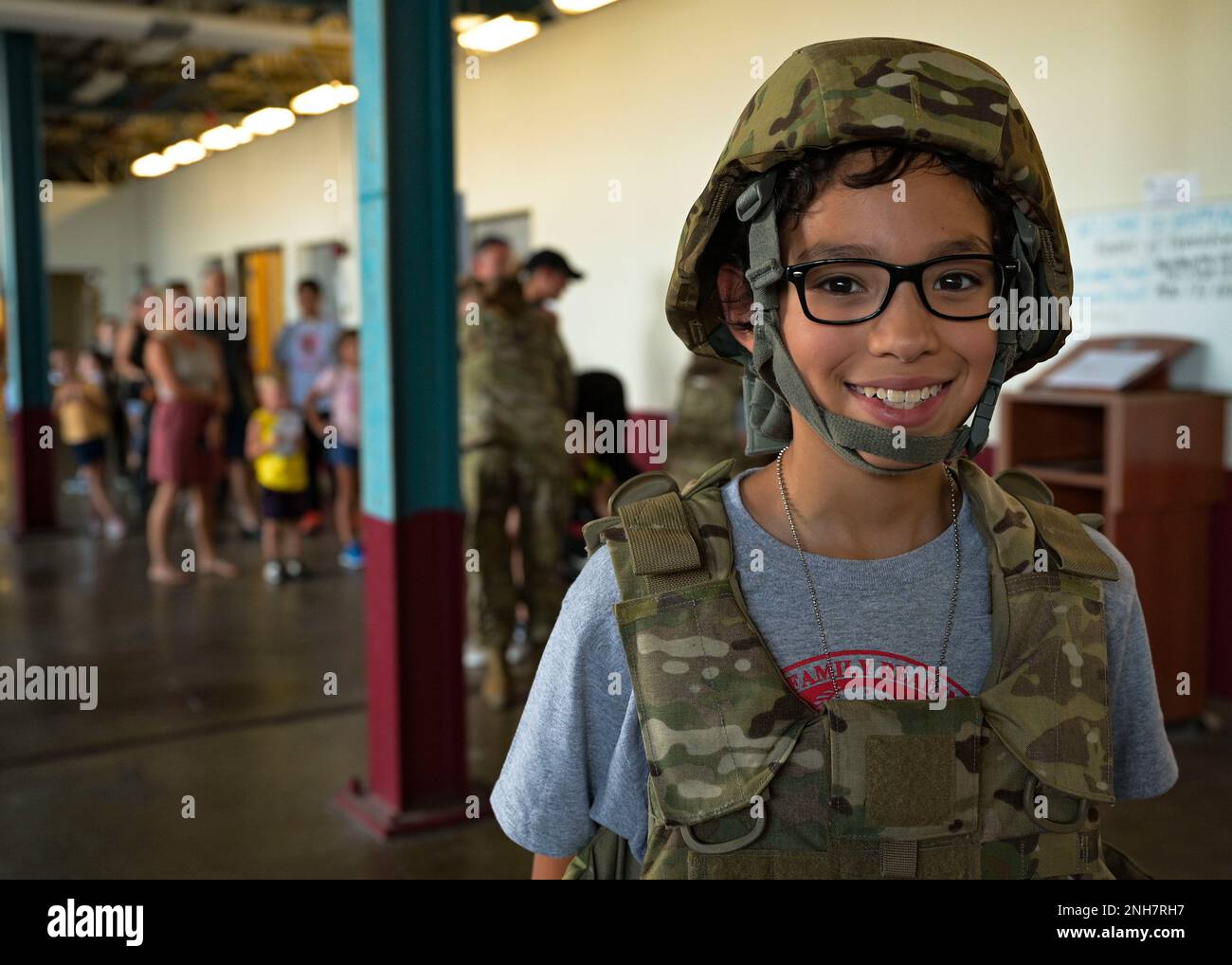 Dominic, 12, posiert für ein Porträt, nachdem er Schutzausrüstung ...