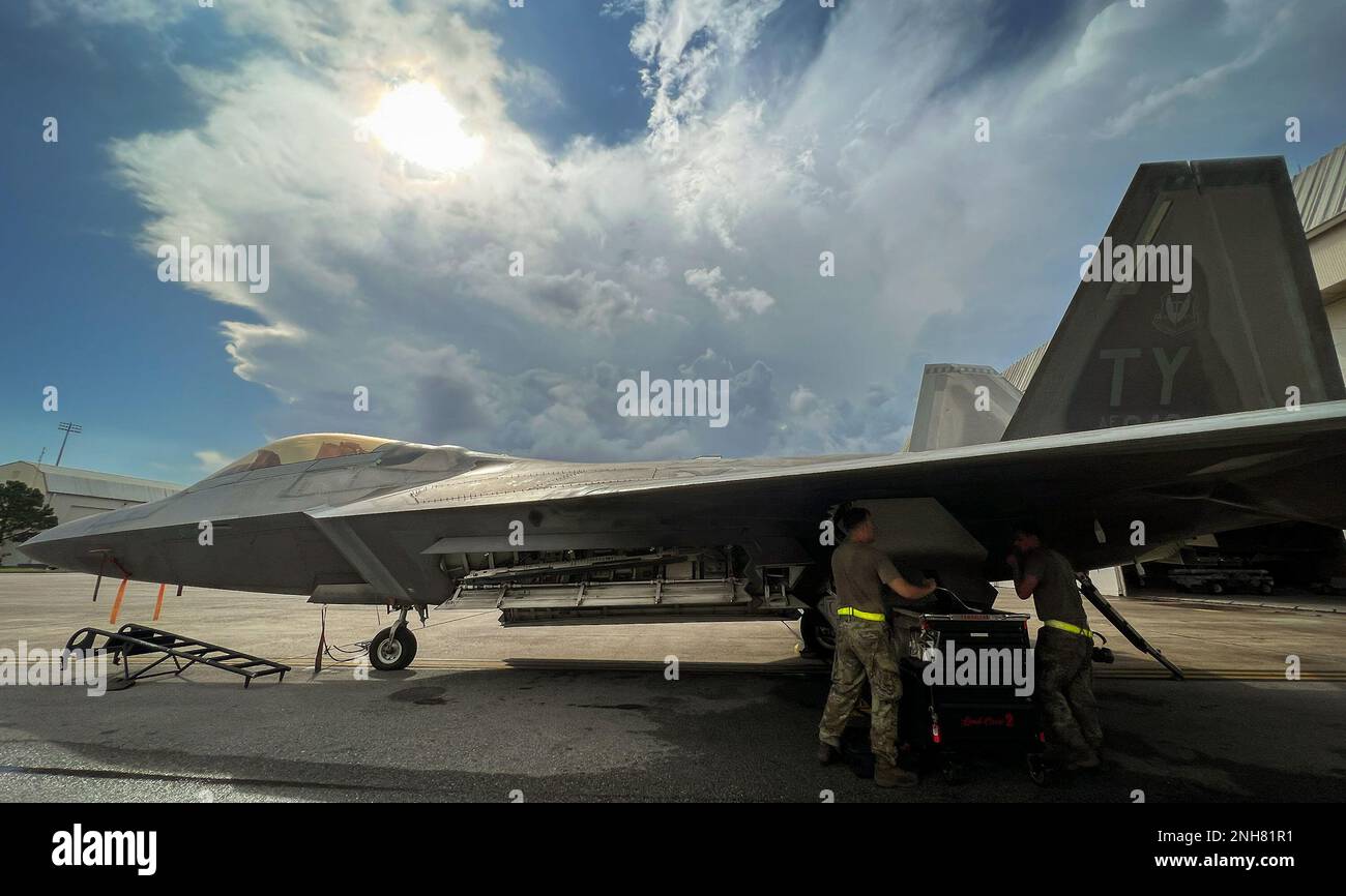 Ein 325. Fighter Wing F-22 Raptor sitzt auf der Fluglinie, als sich am ...