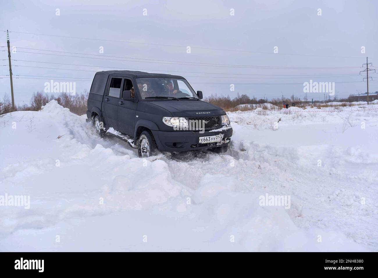 Russischer schwarzer Geländewagen mit Allradantrieb in Schutzfarbe ...