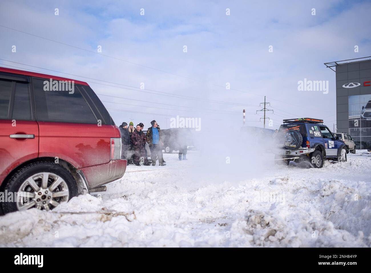Offroad-SUV „Range Rover 4x4“ zieht im Winter im Schnee auf dem ...
