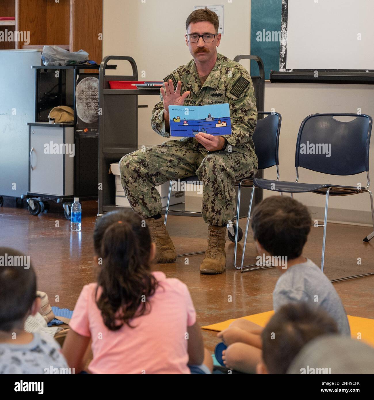 Builder Petty Officer 2. Class Neil Kenefick, von der Junior Sailors ...