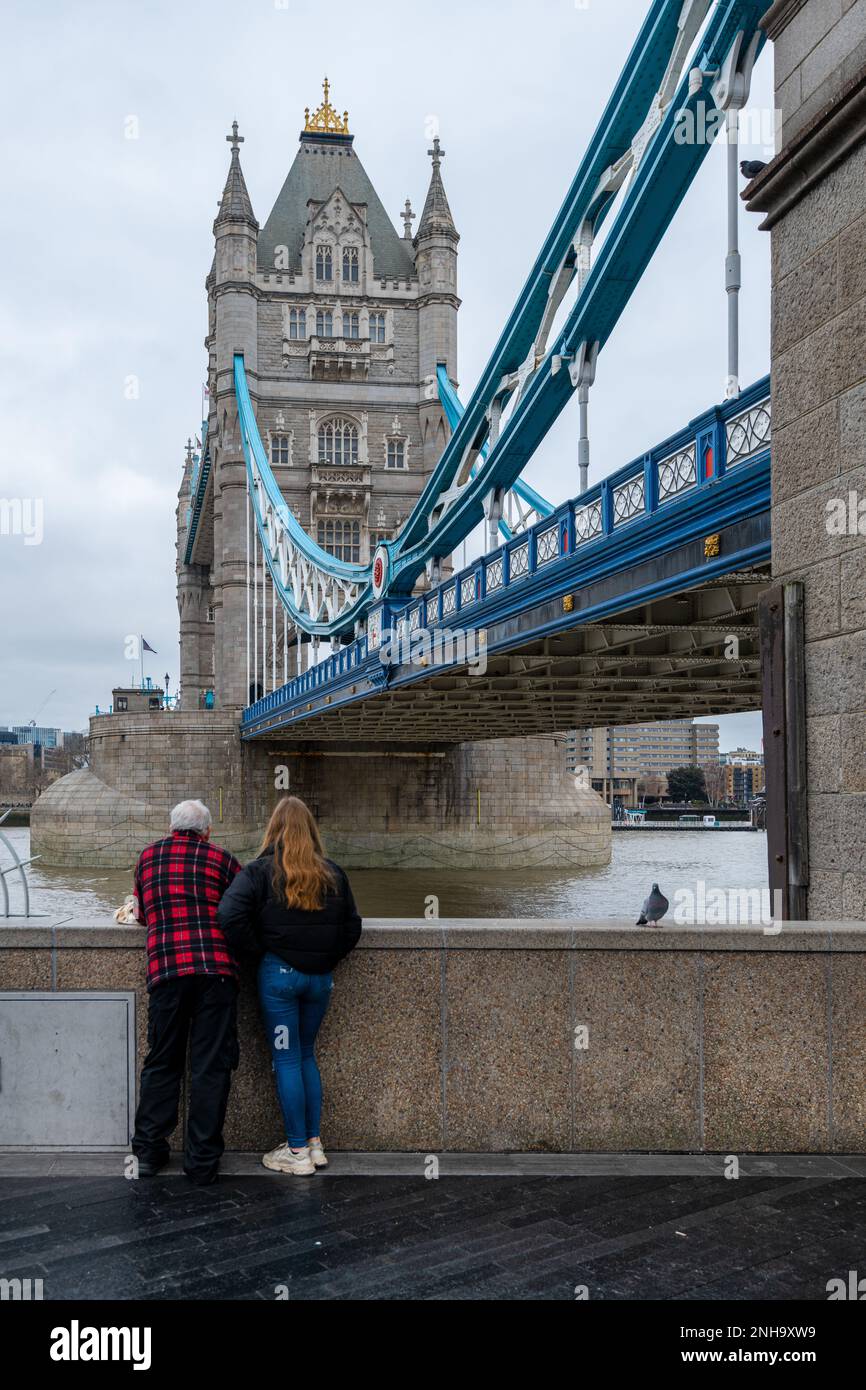 Hochzeitspaar auf der tower bridge -Fotos und -Bildmaterial in hoher ...