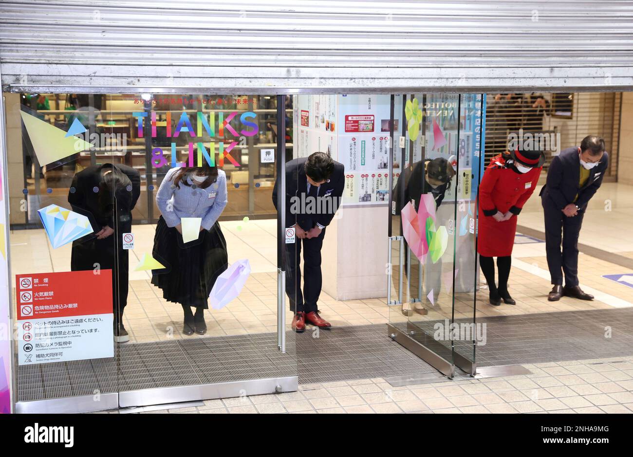 Clerks of Tokyu Department Store Shibuya Honten bow for customers as ...