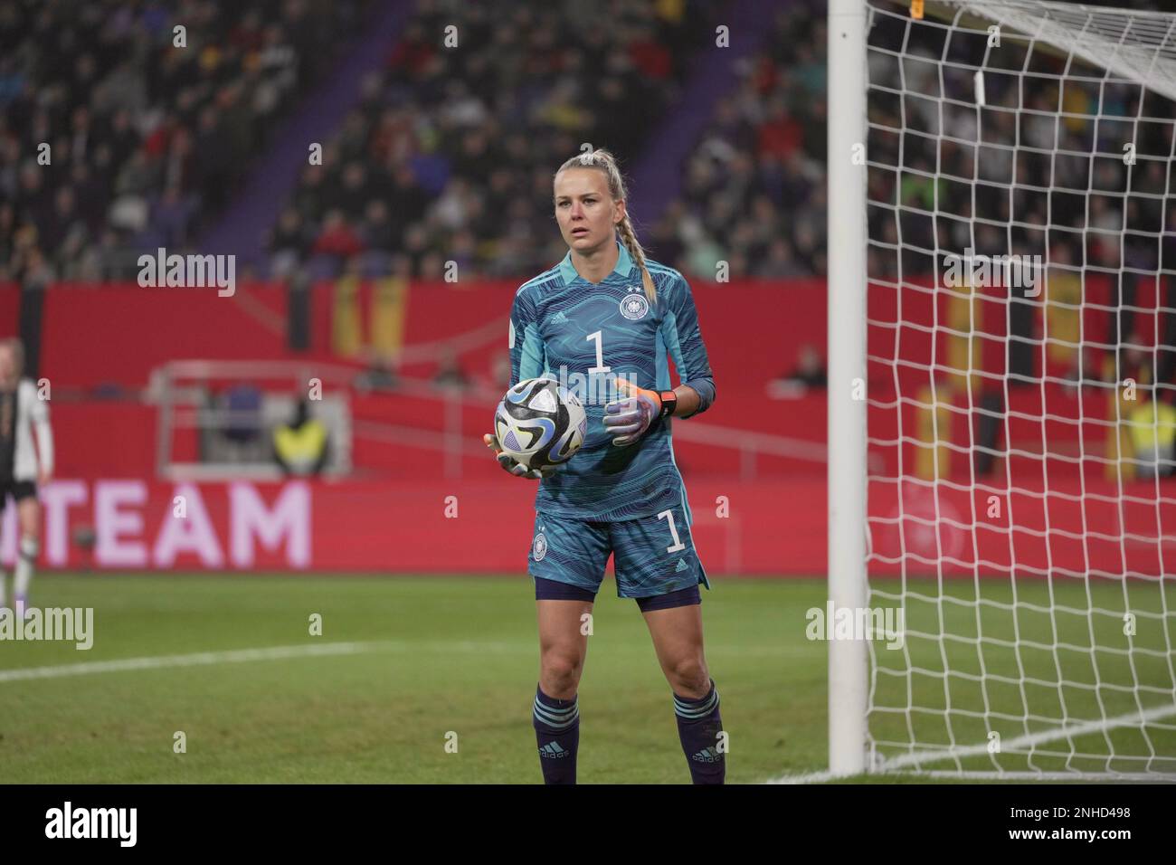 Duisburg, Deutschland, Februar 21. 2023: Merle Frohms ( 1 Deutschland ...