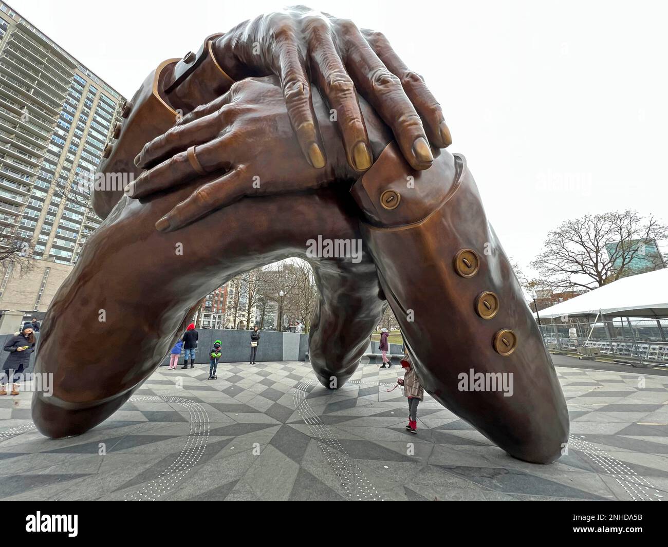Photo by: GWR/STAR MAX/IPx 2023 1/15/23 The Embrace, a new statue ...