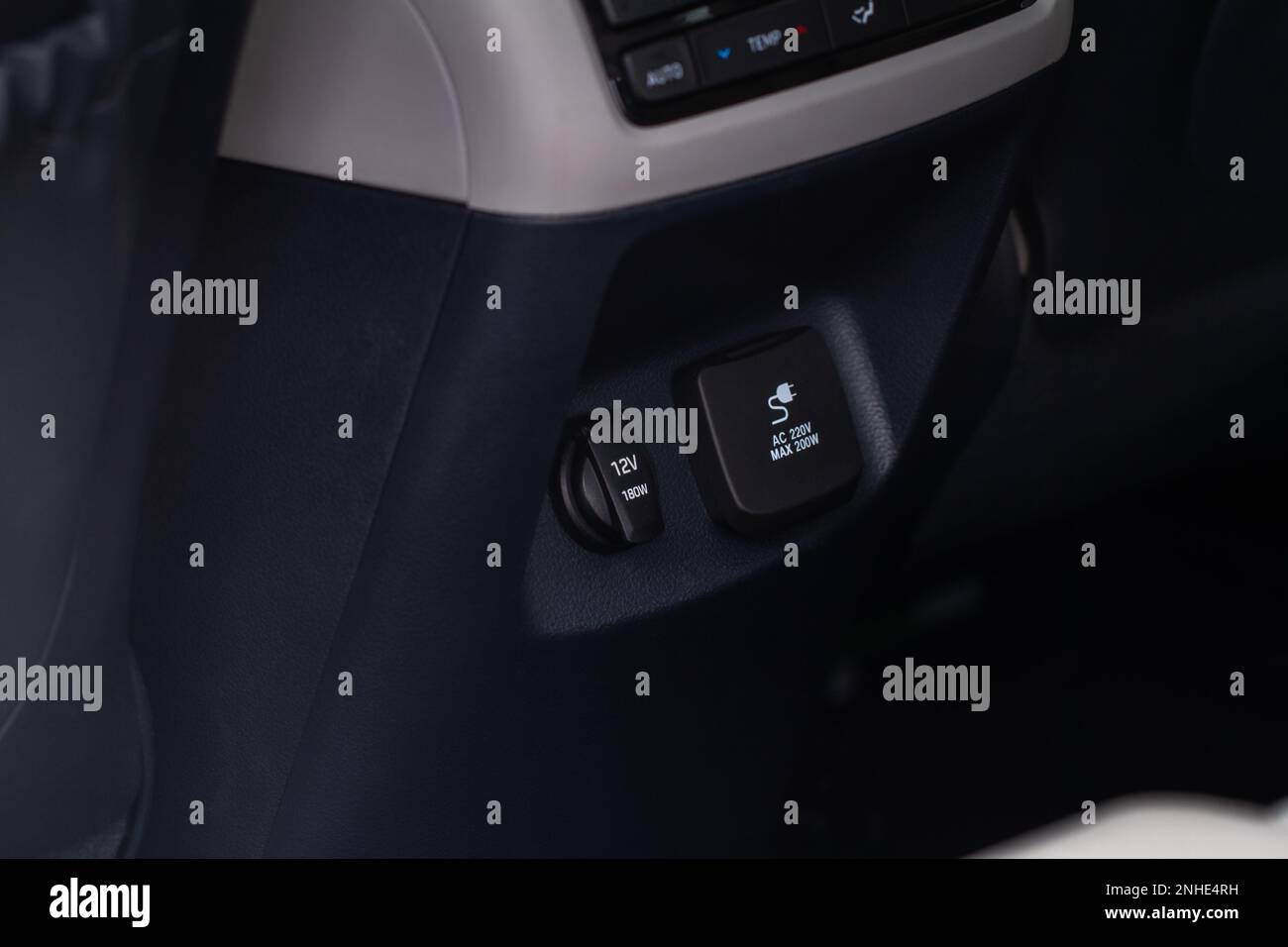 Moderne Steckdose für Autos. Geschlossene 12V-V-Steckdose und 220V-V ...