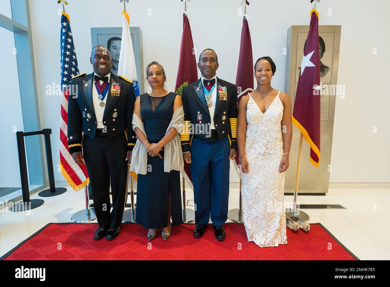 Der Generalarzt der Armee und der Kommandeur der USA Armeemedizinisches ...