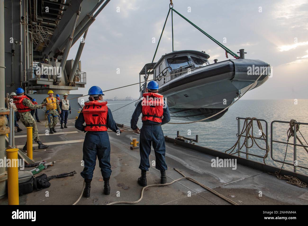 HAFEN VON DSCHIBUTI – Militärangehörige von Camp Lemonnier, Port Ops ...