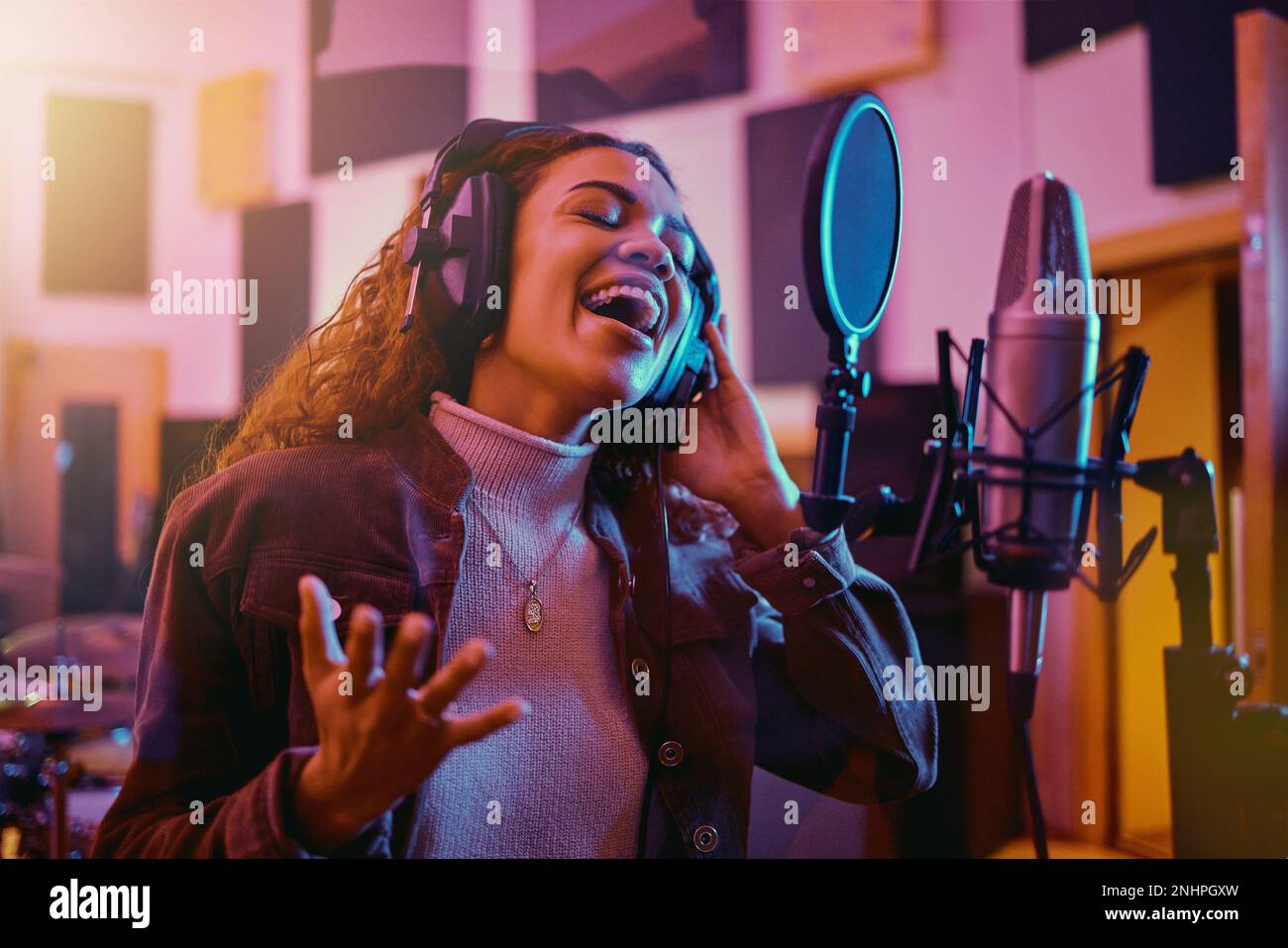 Aufnahme, Musik und singende Frau in einem Studio für Radio, Songproduktion und Probe ...