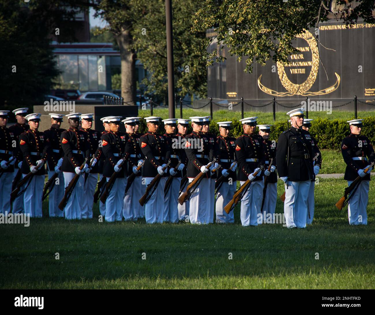 Marines mit Bravo Company, Marine Barracks Washington, marschieren ...