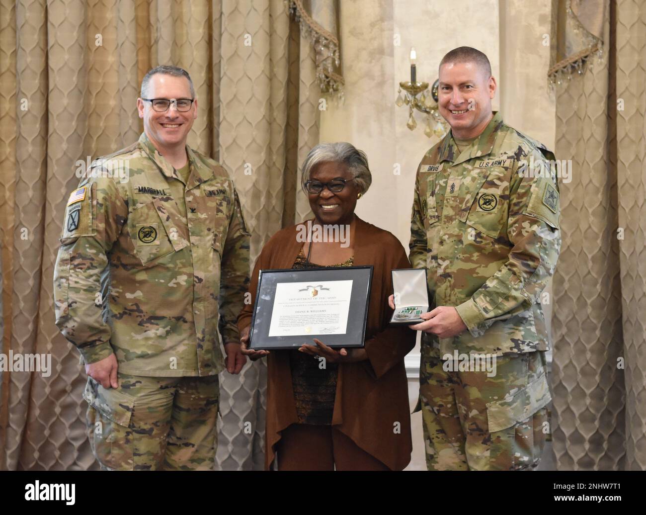 Diane Williams, TRADOC IG, erhält 2022 die Auszeichnung „Ziviler Generalinspektor des Jahres ...