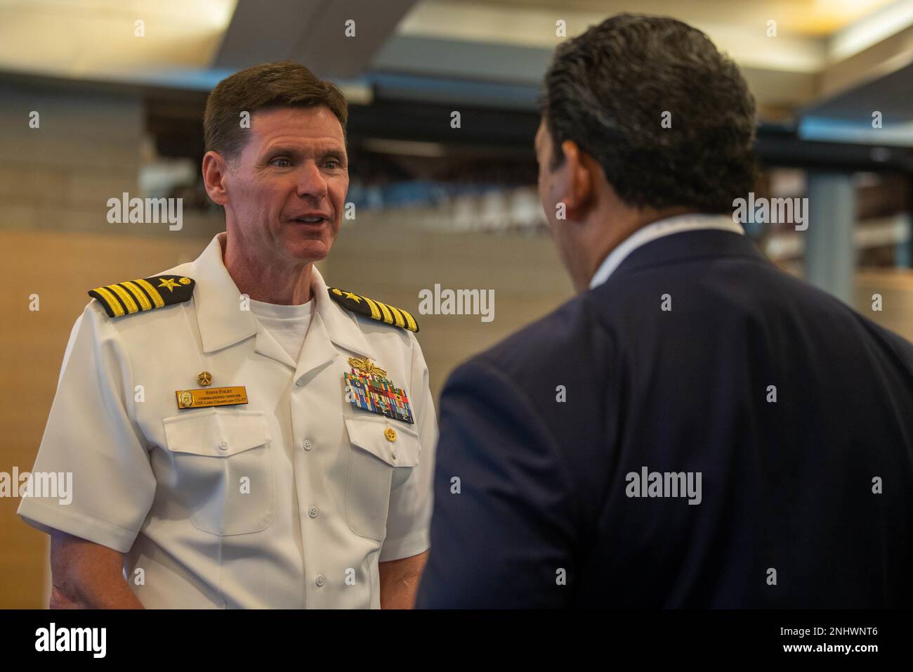 Kapitän Steve Foley, kommandierender Offizier der USS Lake Champlain ...