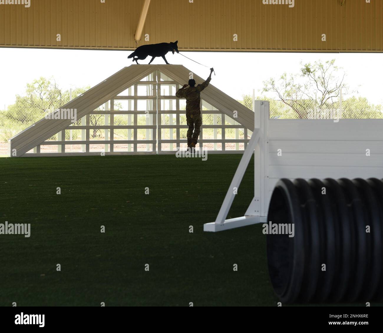 USA Air Force Staff Sgt. Damon Hunt, 17. Sicherheitsgeschwader, der mit ...