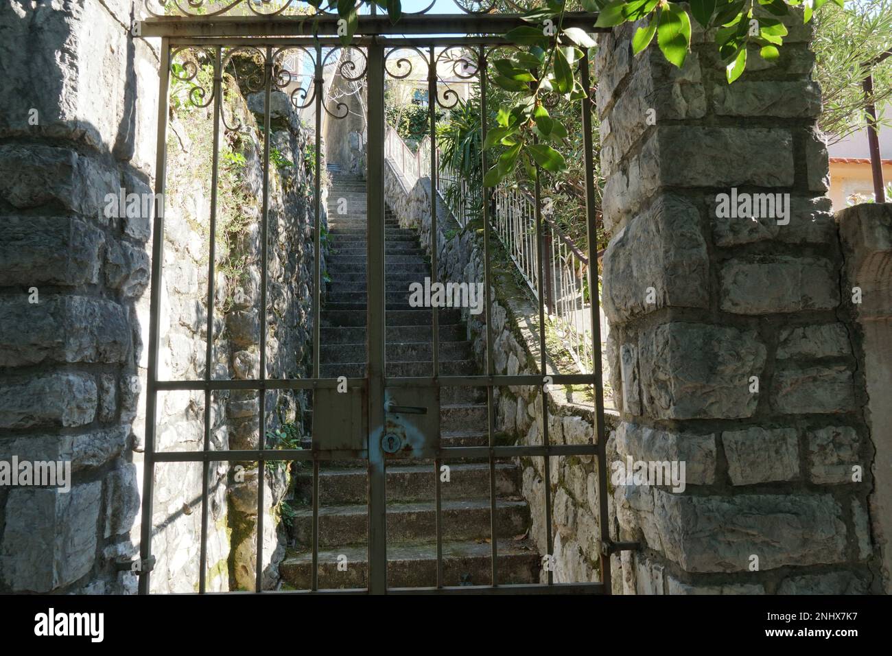 Altes Eingangstor oder Tor aus Metall mit Türschloss, das zu steilen ...
