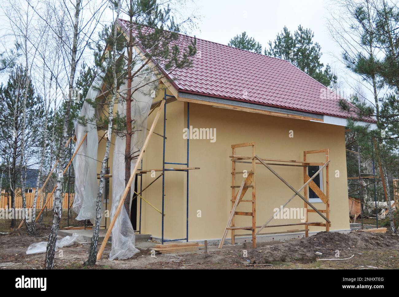 Installation weißer PVC-PVC-Verkleidungsplatinen entlang der Dachlinie ...
