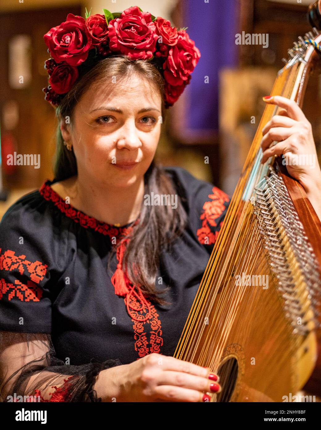 Iryna Rodionova Muscian auf der Bandura bei der Ausstellung Icons on ...