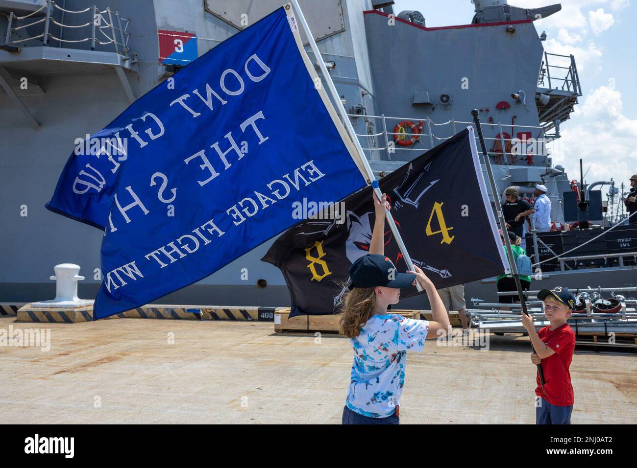 NORFOLK, VA (4. August 2022) Matrosenfamilie an Bord der Arleigh-Burke ...