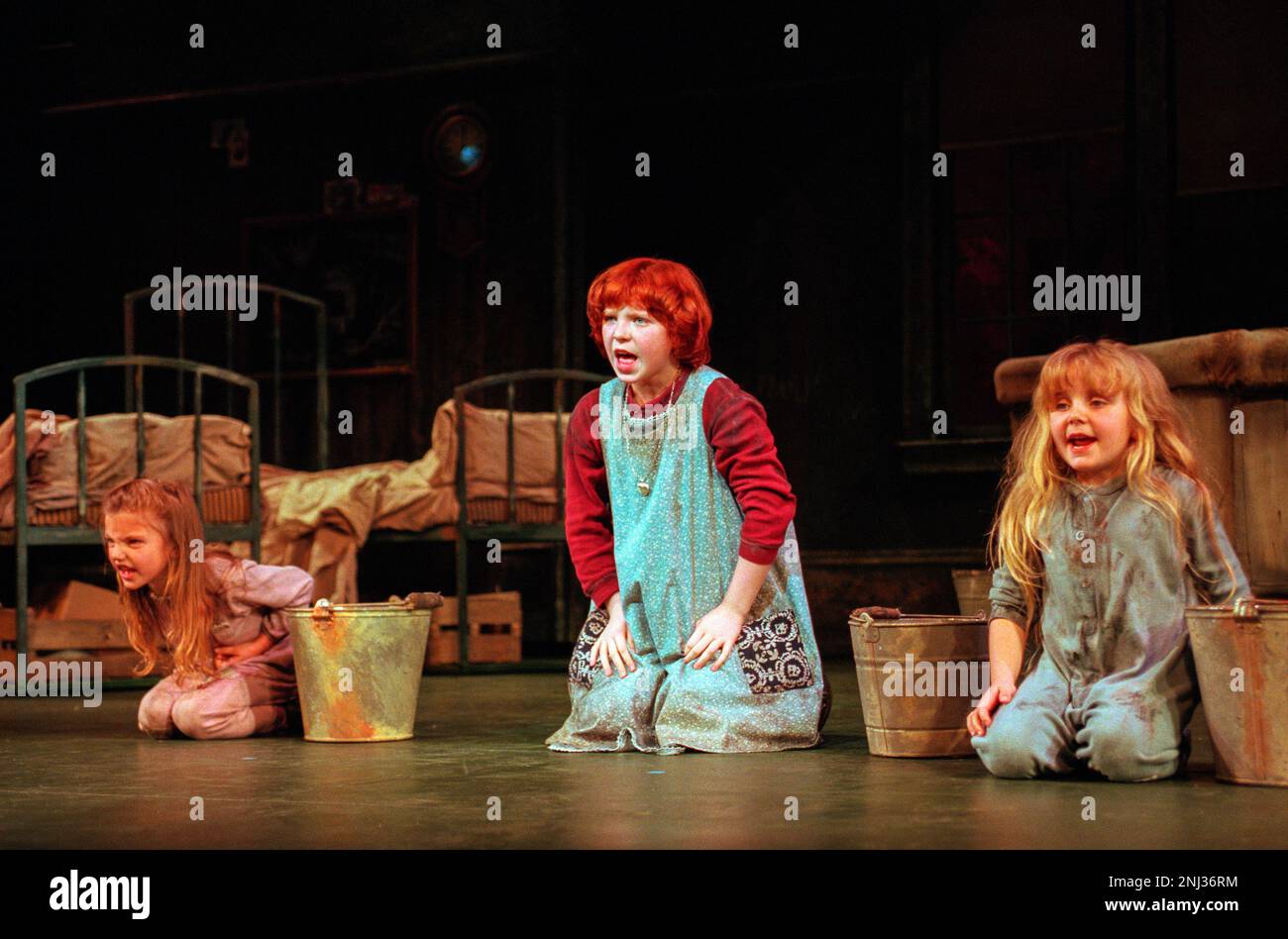 Zentrum: Charlene Barton (Annie) mit anderen Waisenkollegen in ANNIE im ...