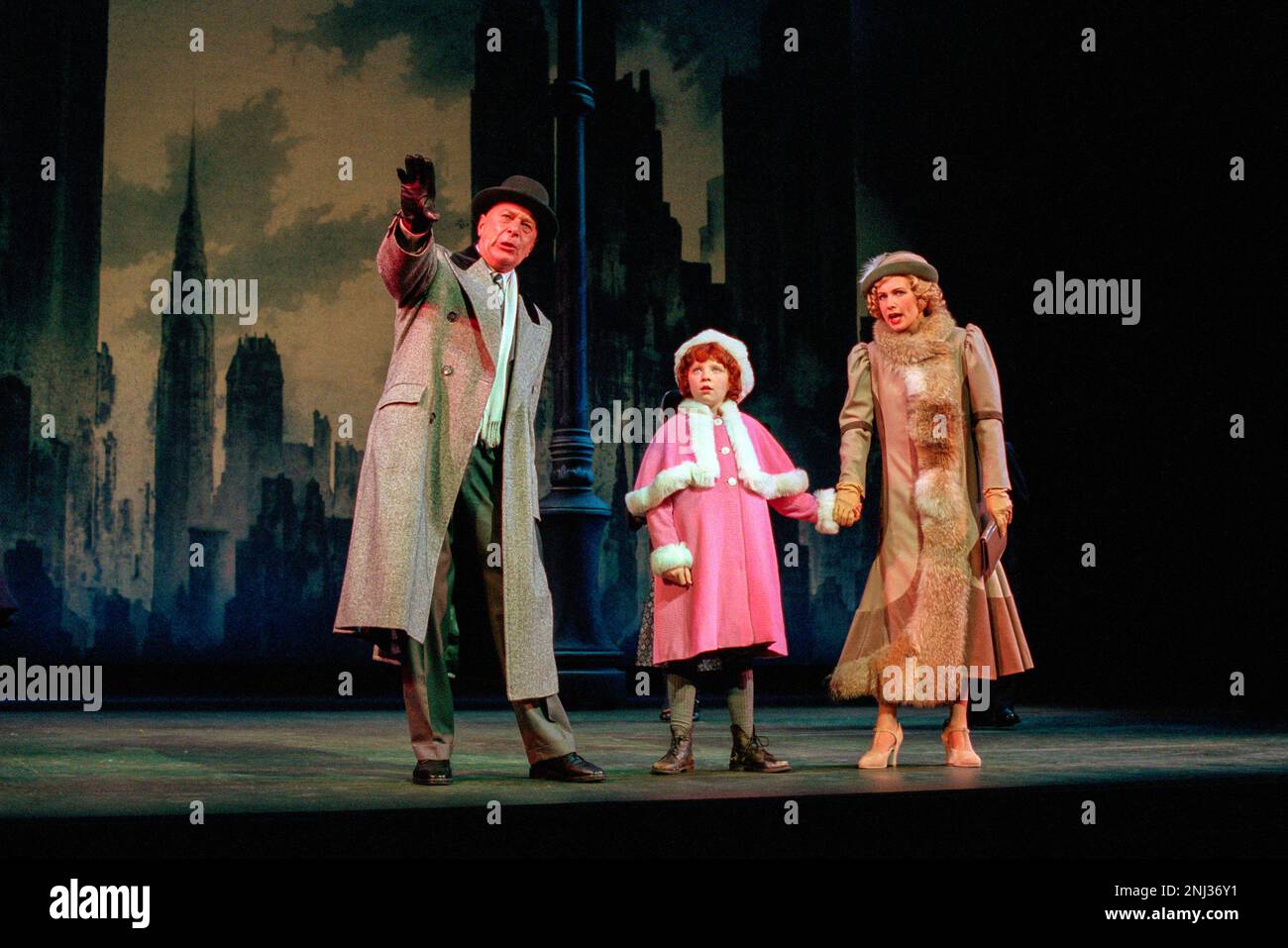 l-r: Kevin Colson (Oliver „Daddy“ Warbucks), Charlene Barton (Annie ...
