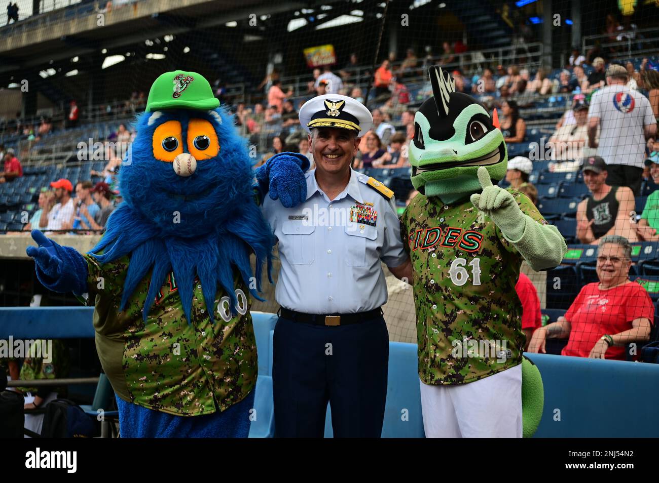 Admiral Shannon Gilreath, Befehlshaber des Bezirks 5, posiert mit den ...