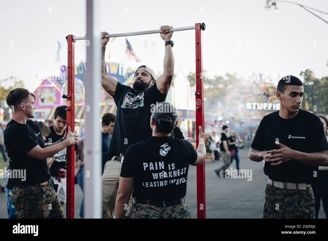 Ein Fair-Teilnehmer versucht während einer Pull-up-Challenge des Marine ...