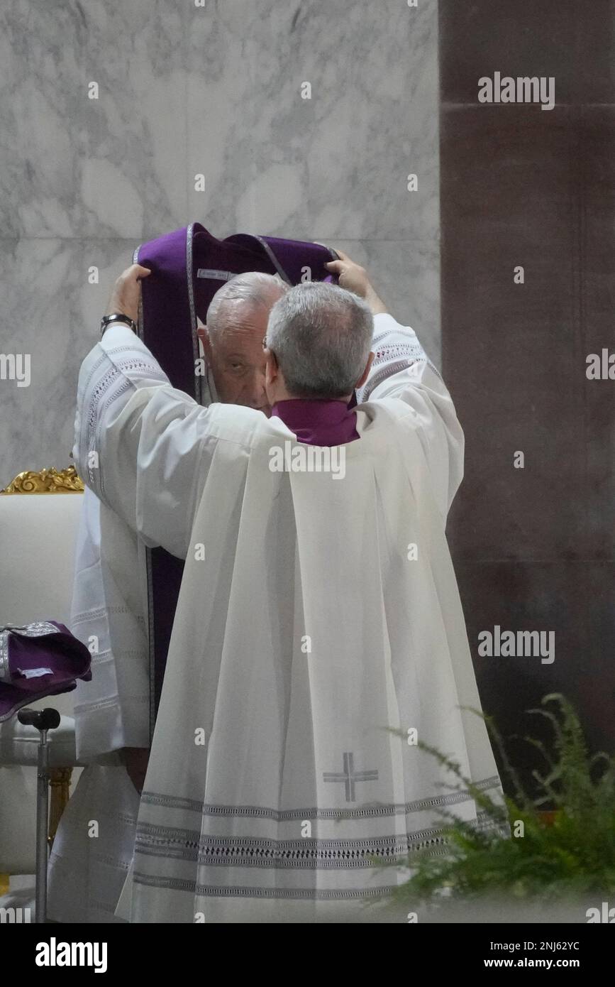 Pope Francis prepares to celebrate mass at the Basilica of Santa Sabina ...