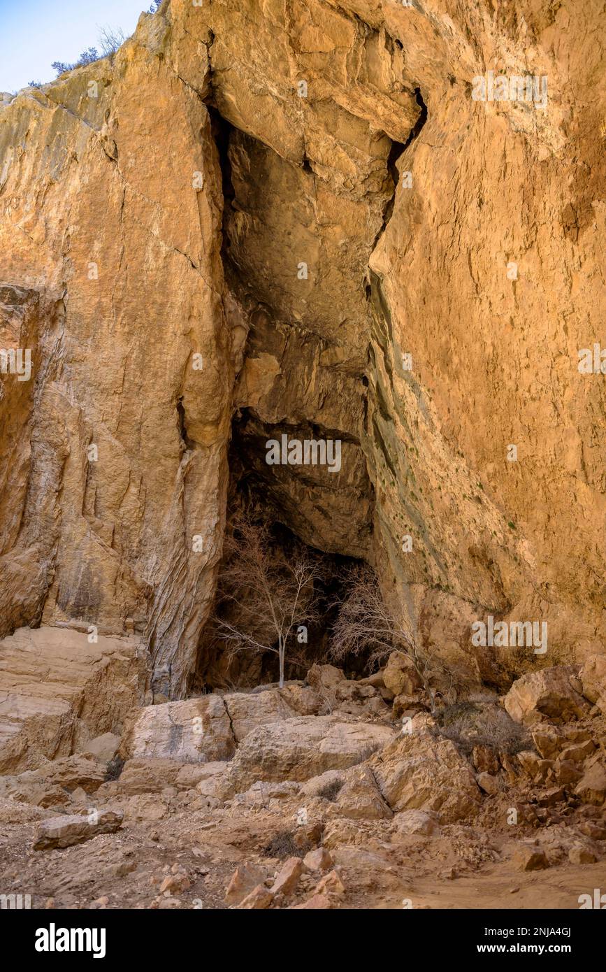 Kolumera-Höhle, in der Mitte der Mont-rebei-Schlucht, im Gebirge ...