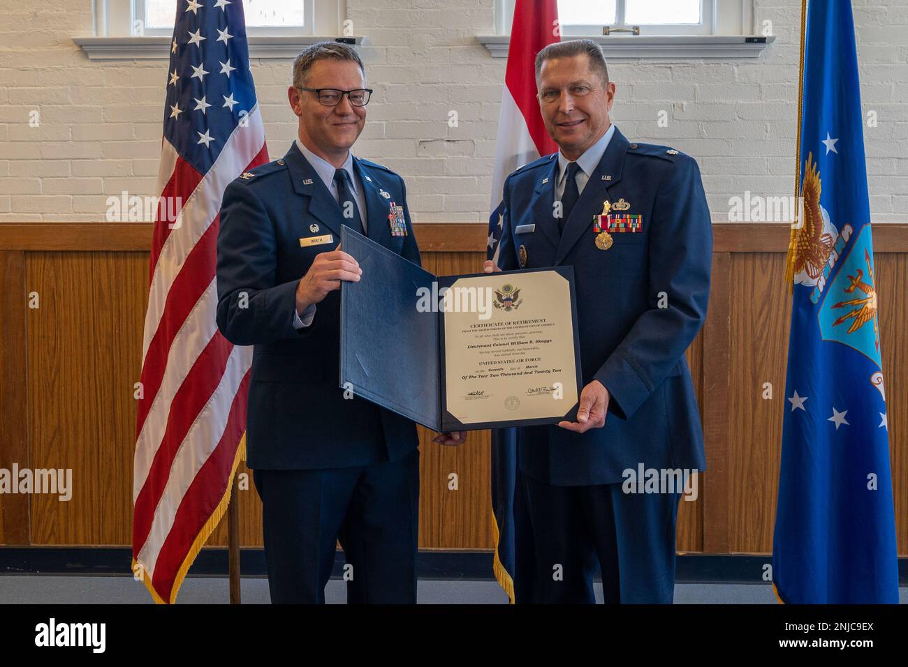 LT. Colonel William Skaggs, Right, Leiter der Operationen der 157 ...