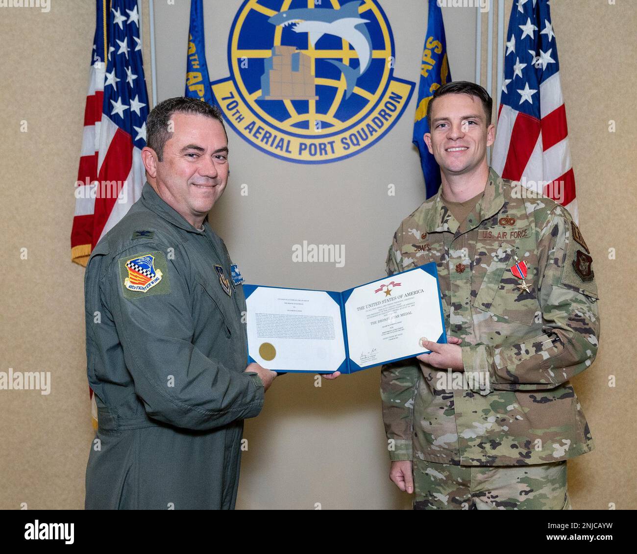 Major Matthew R. Jones, 70. Kommandant der Hafenstaffel, erhielt die ...