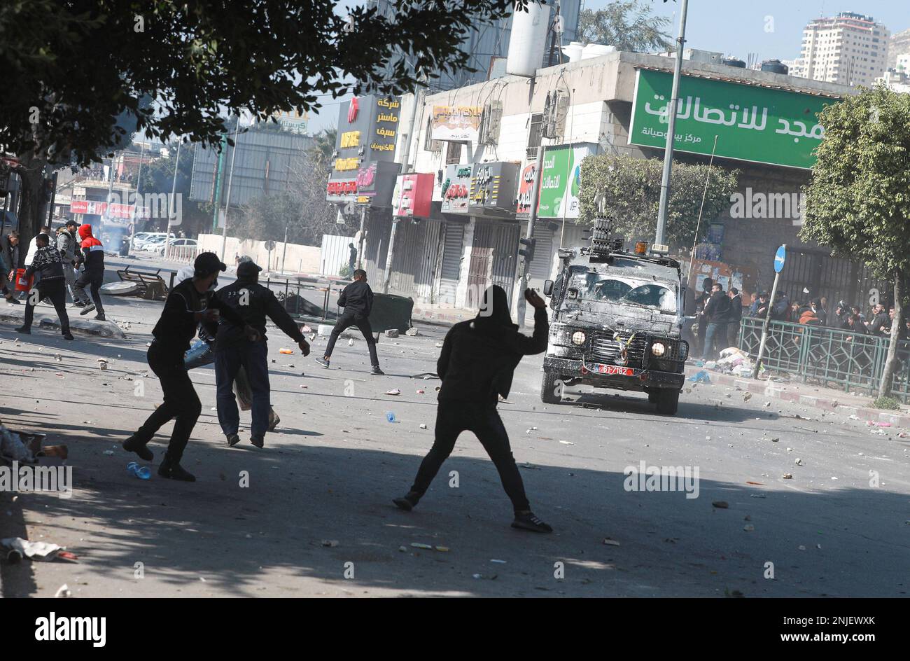 Nablus, Gaza. 22. Februar 2023. Palästinenser werfen Steine auf ...