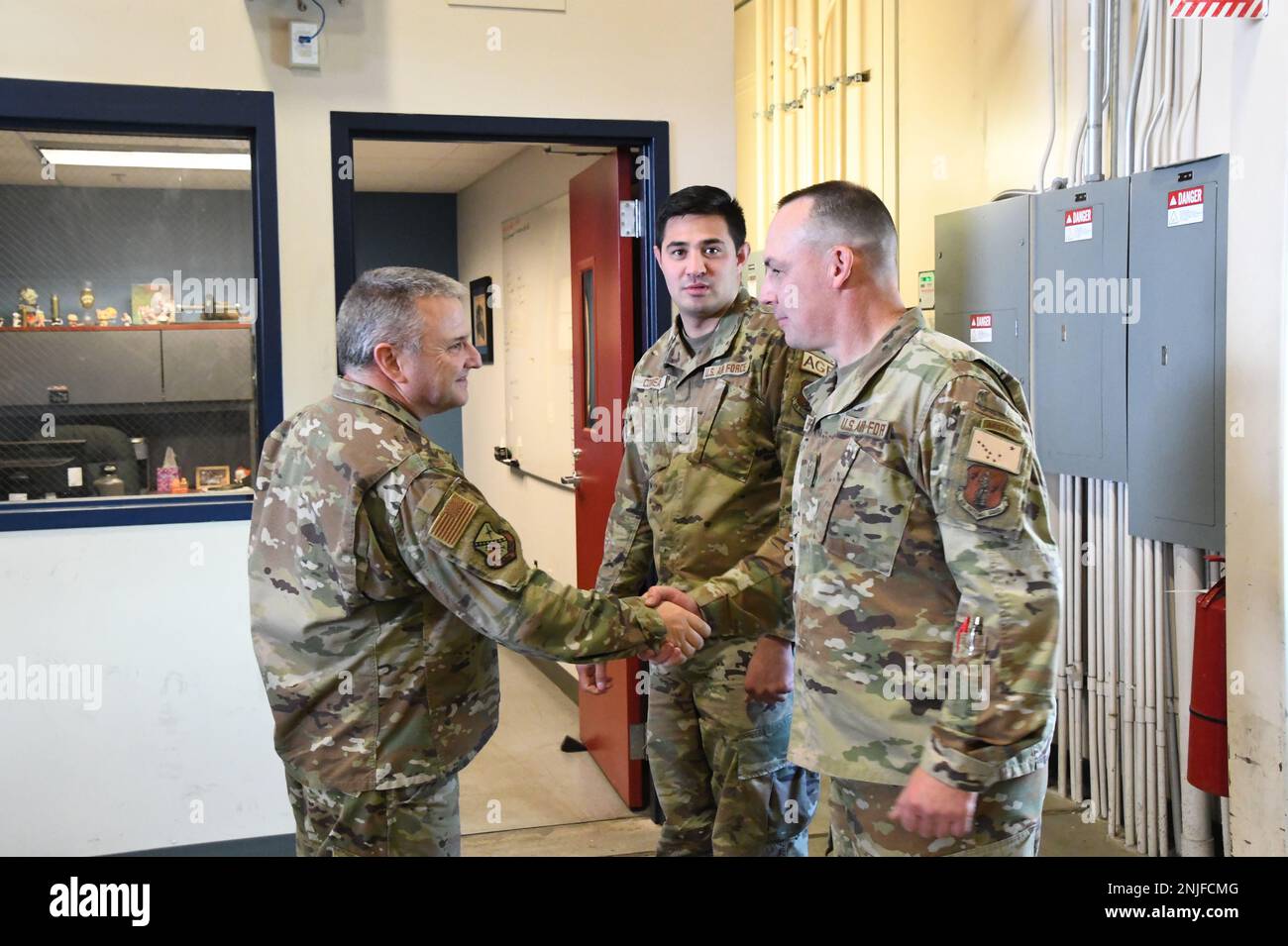 Tech. Sgt. Benjamin Fifer, Right, und Staff Sgt. Trevor Correa, Center ...