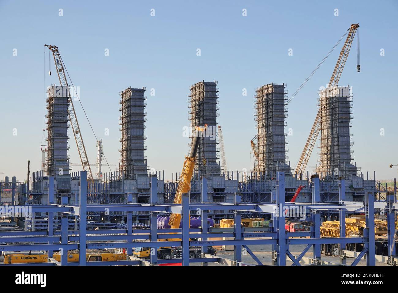 YANTAI, CHINA - 20. FEBRUAR 2023 - Ein Blick auf die Raffinerie Yulong ...