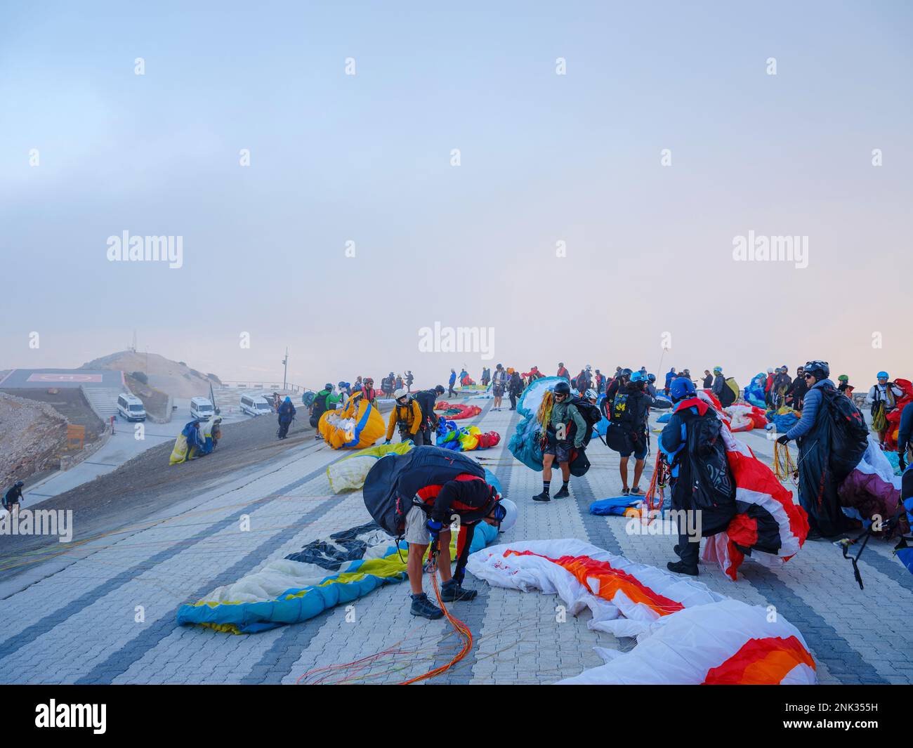 Fethiye, Türkei - Oktober 23 2022 : Paragliding am Startpunkt ...