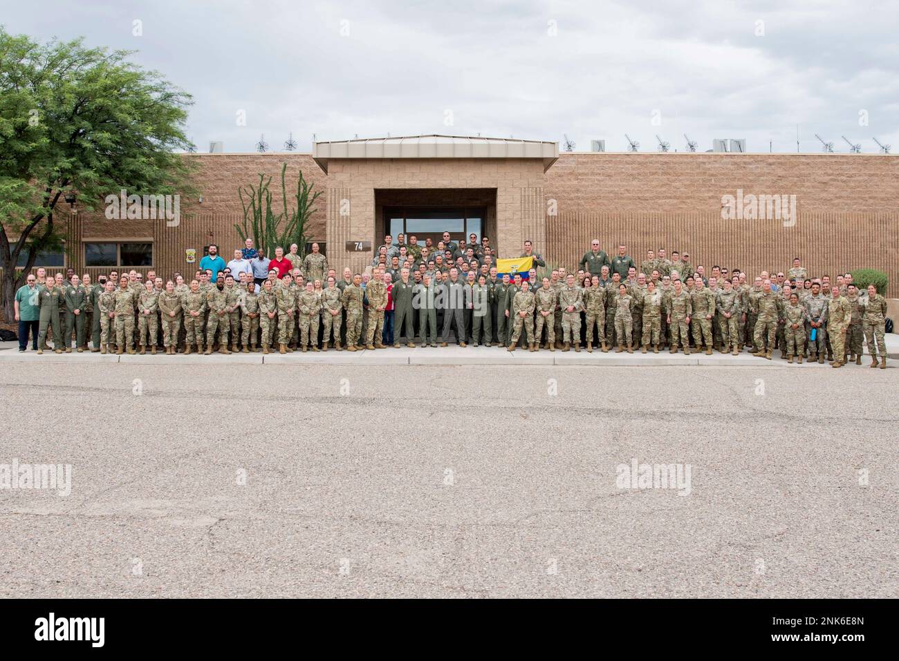 PANAMAX-Teilnehmer machen ein Gruppenfoto vor dem 612. Air Operations ...