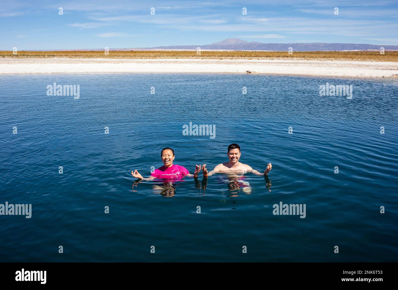 Ehepaar in Laguna Cejar oder Sejas, Salar de Atacama, Atacama-Wüste ...