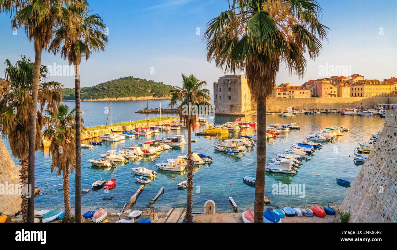 Sommerlandschaft an der Küste - Blick auf den Stadthafen der Altstadt ...