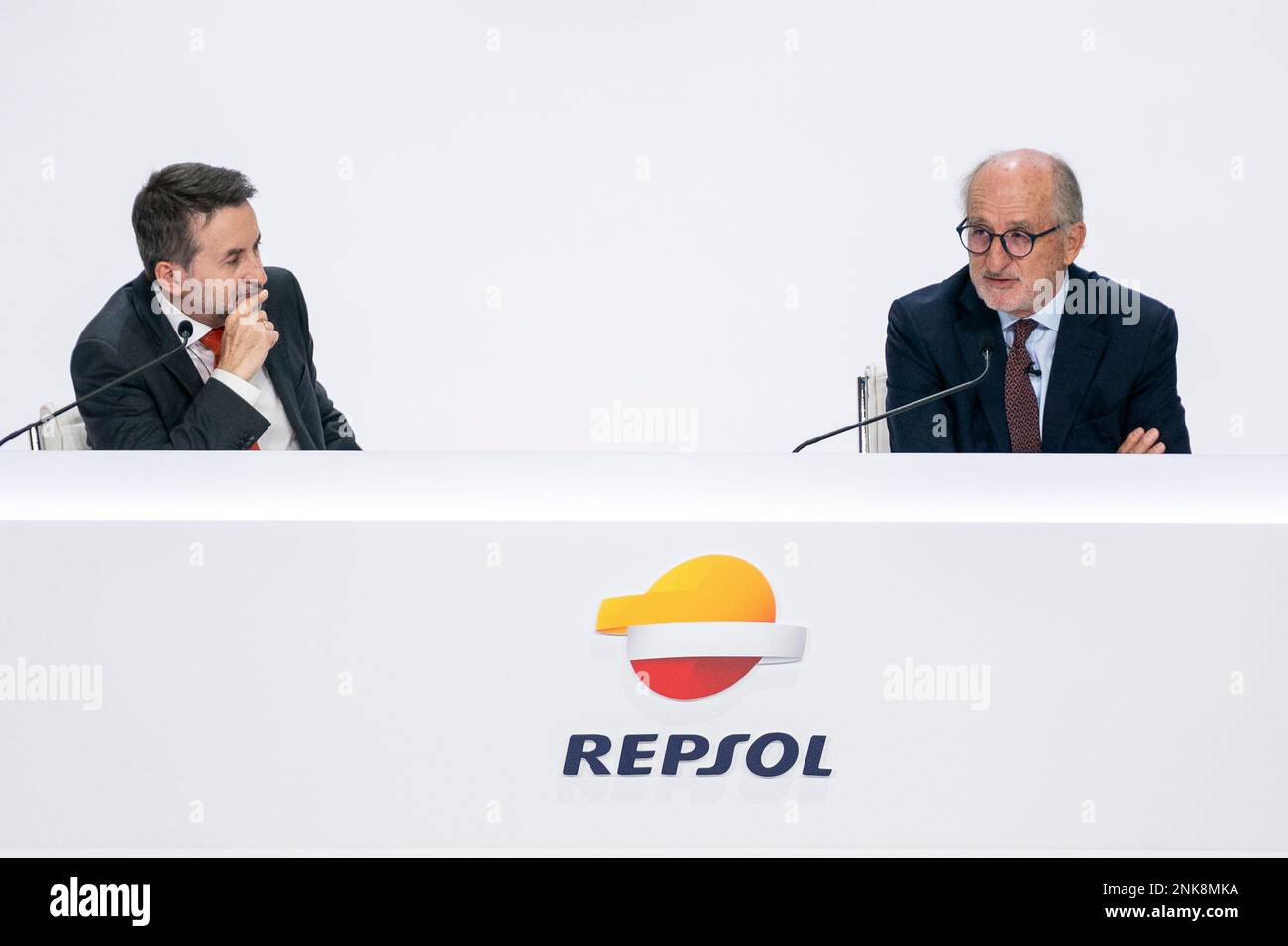Repsol's CEO, Josu Jon Imaz (l), and Repsol's Chairman, Antonio Brufau ...