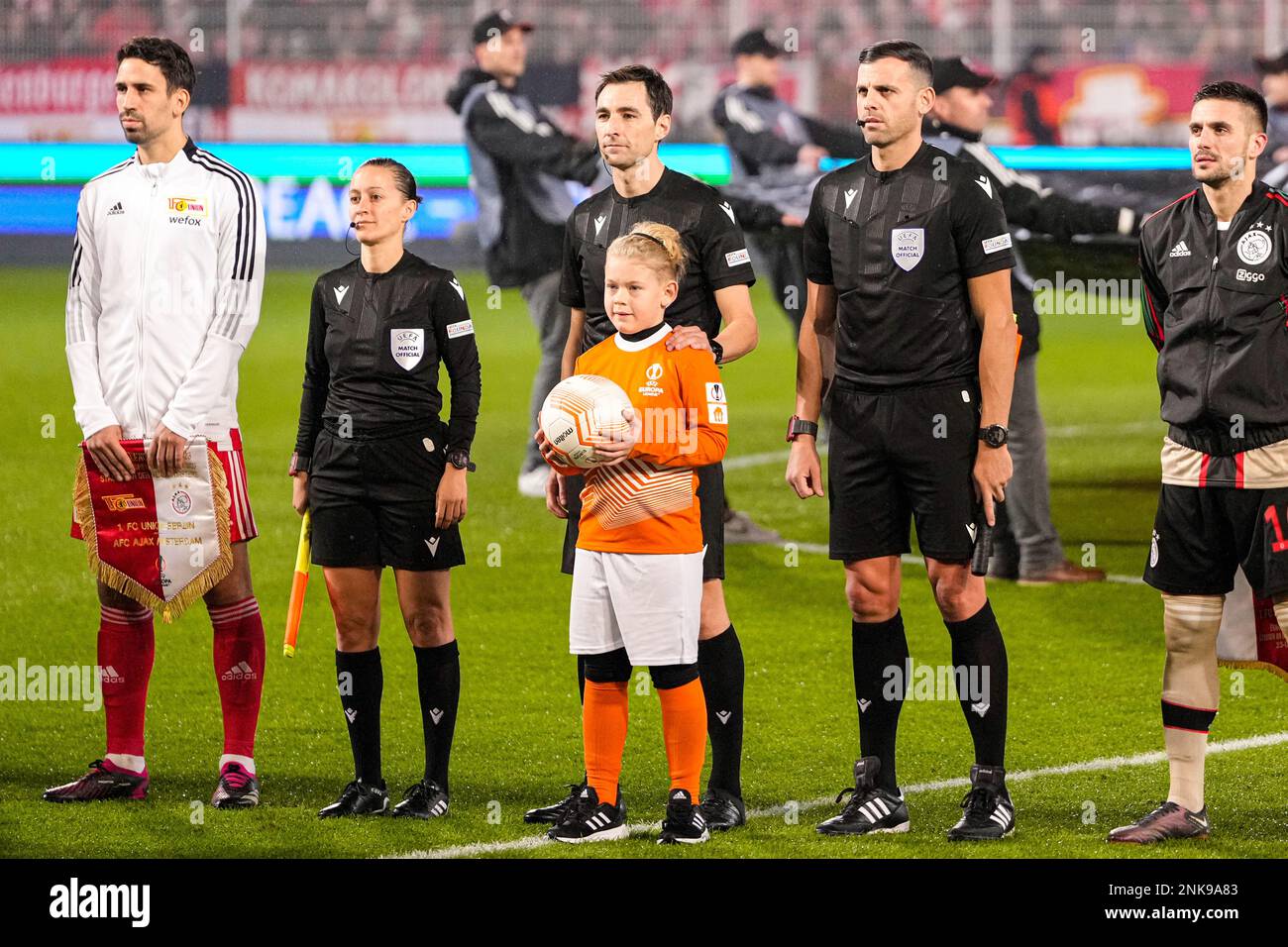 BERLIN, DEUTSCHLAND - FEBRUAR 23: Stellvertretender Schiedsrichter ...