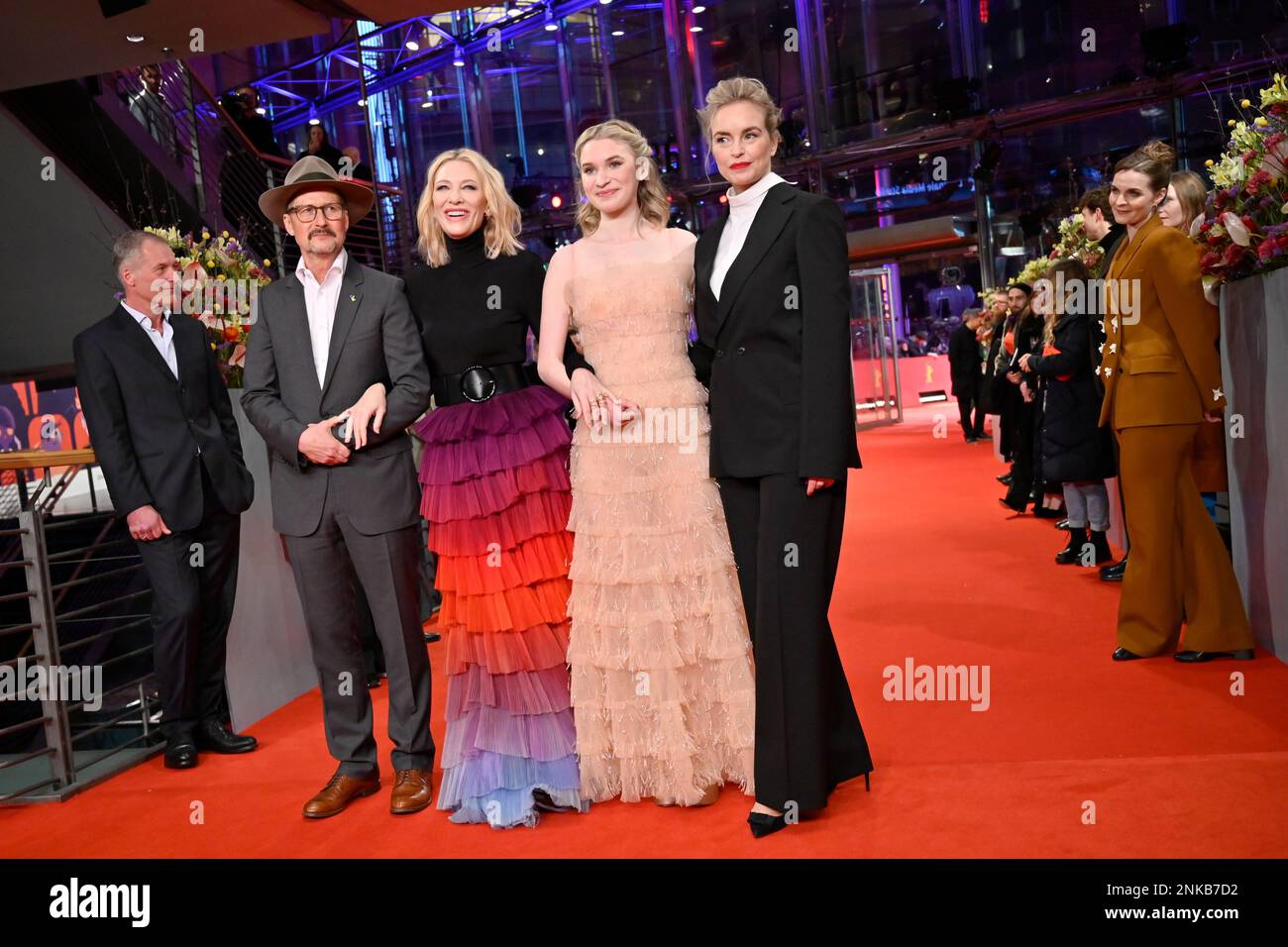 Berlin, Deutschland. 23. Februar 2023. Die Schauspielerinnen Cate Blanchett (3. von links), Nina ...