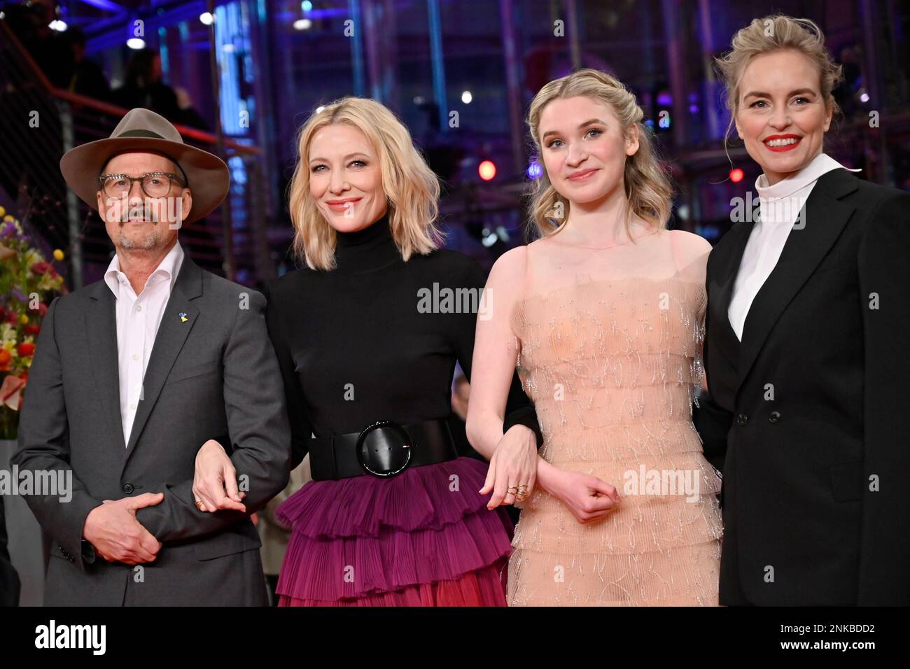 Berlin, Deutschland. 23. Februar 2023. Die Schauspielerinnen Cate Blanchett (2. von links), Nina ...