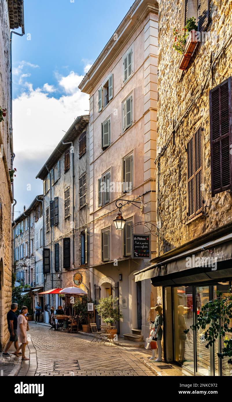Vence, Frankreich - 6. August 2022: Enge Gassen und bunte historische ...