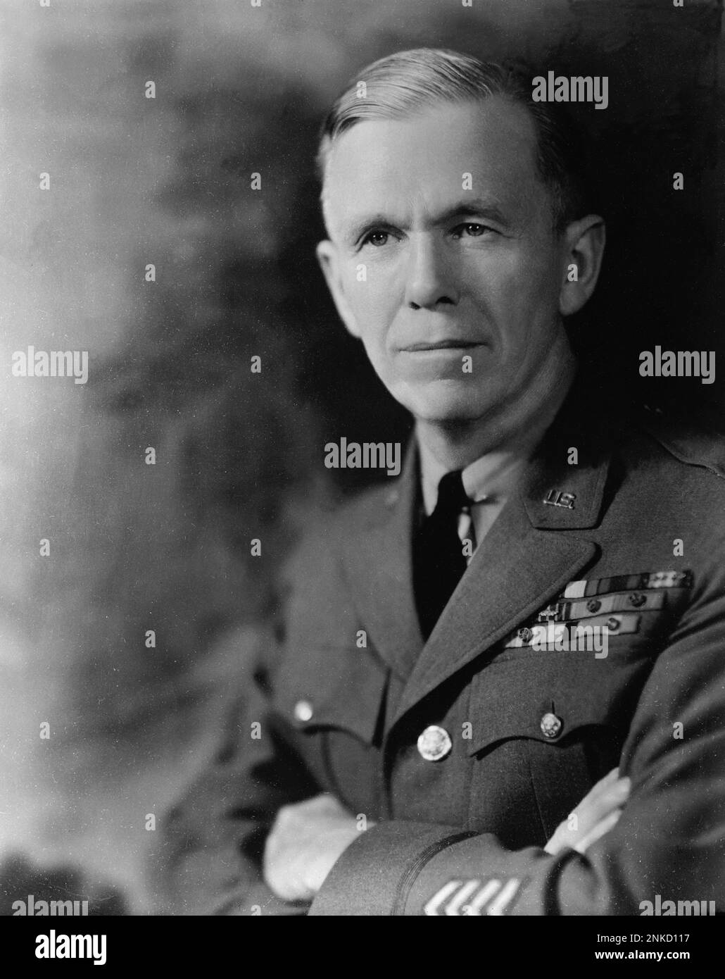 1945 , USA : Offizielles militärisches Portrait von General George ...