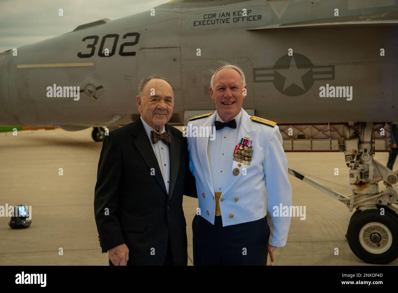 Vizeadmiral Kenneth Whitesell, Kommandeur der Luftwaffe der Marine ...