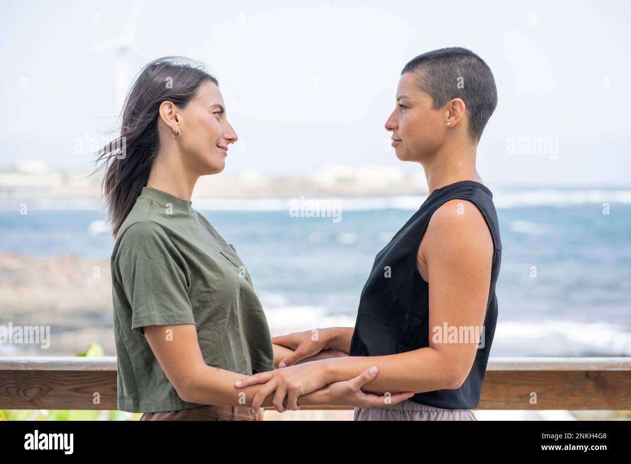 Zwei hände, die sich gegenseitig halten -Fotos und -Bildmaterial in hoher Auflösung – Alamy