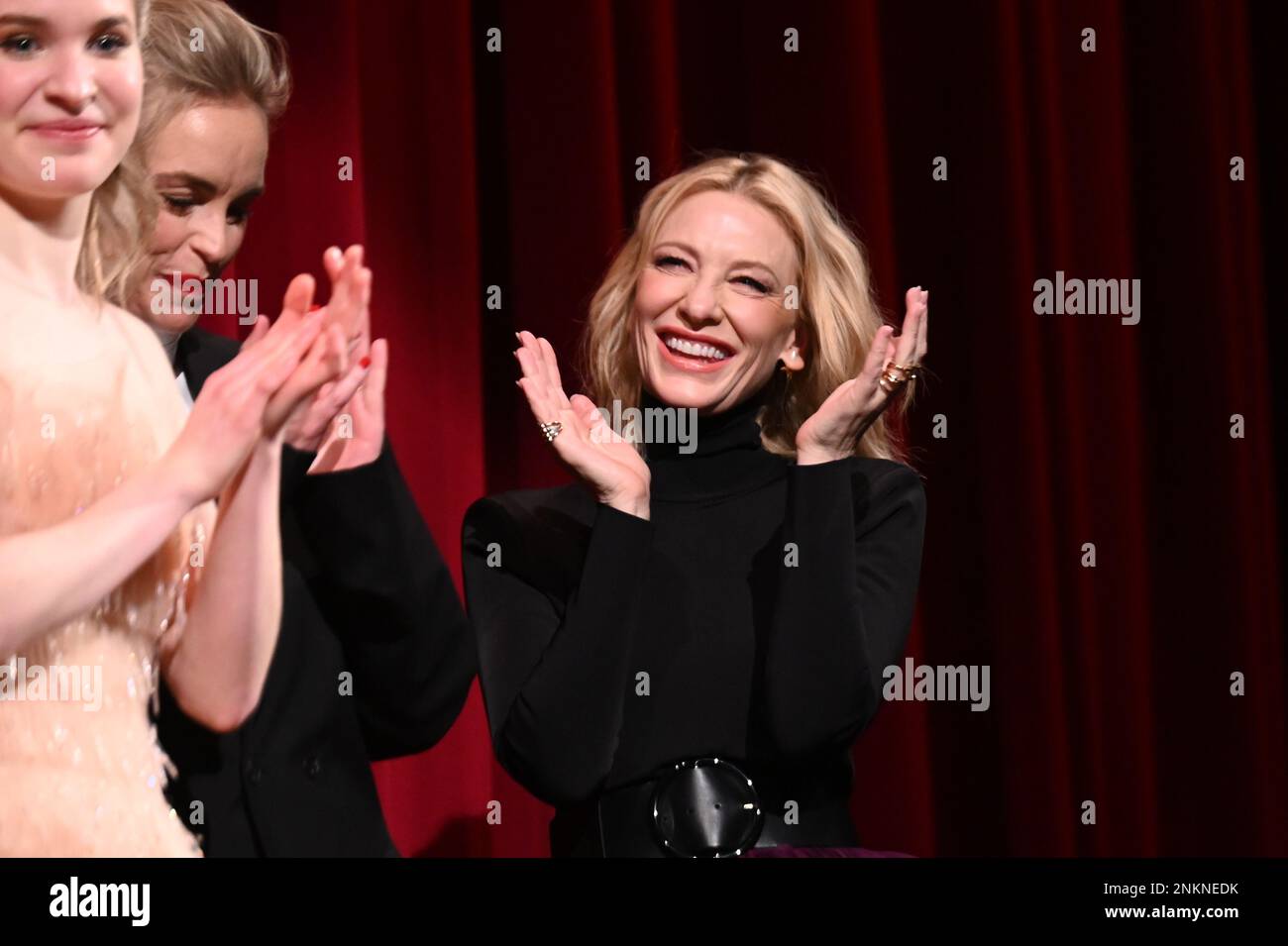 Berlin, Deutschland. 23. Februar 2023. Die Schauspielerinnen Cate Blanchett (r), Nina Hoss (M ...