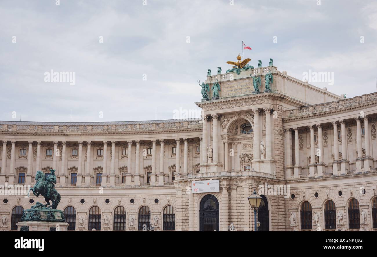 Wien, Osterreich - 10. August 2022: Hofburg im Kaiserpalast am Heldenplatz im Zentrum von Wien ...