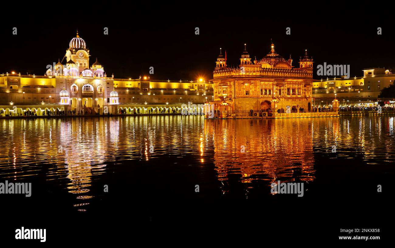 INDIEN, PUNJAB, AMRITSAR, Dezember 2022, Gläubiger im Goldenen Tempel ...