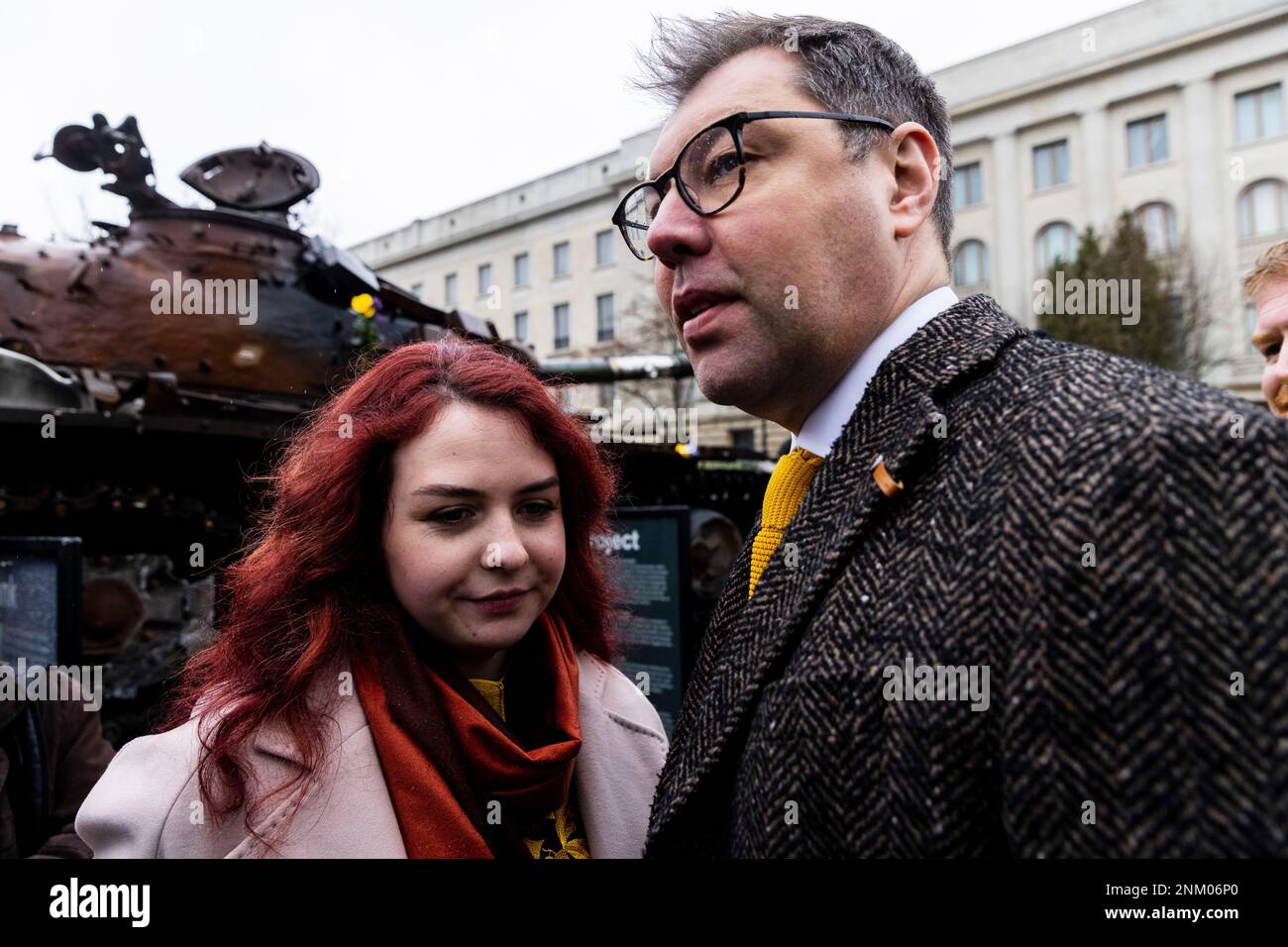 Berlin, Deutschland. 24. Februar 2023. Oleksiy Makeyev (r), Botschafter der Ukraine in ...