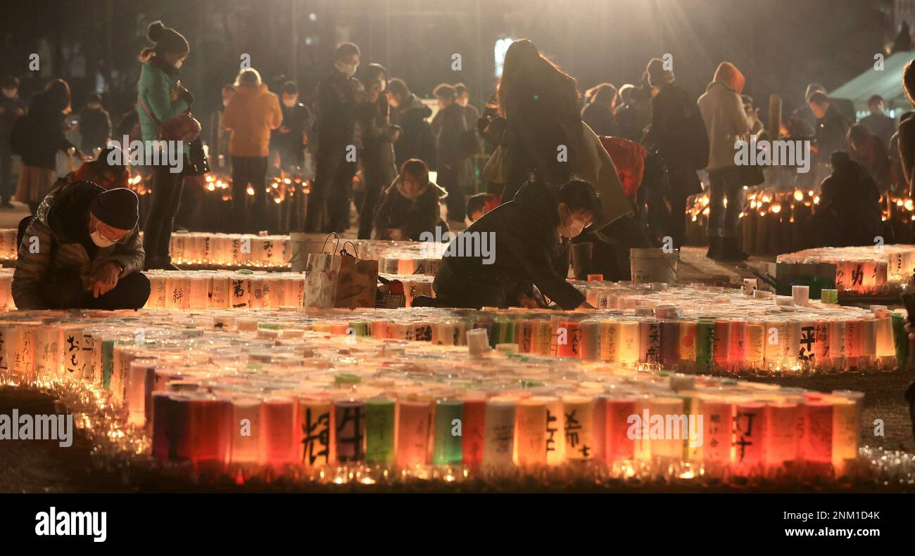 Hundreds of people offer a silent prayer for the victims of the Great ...
