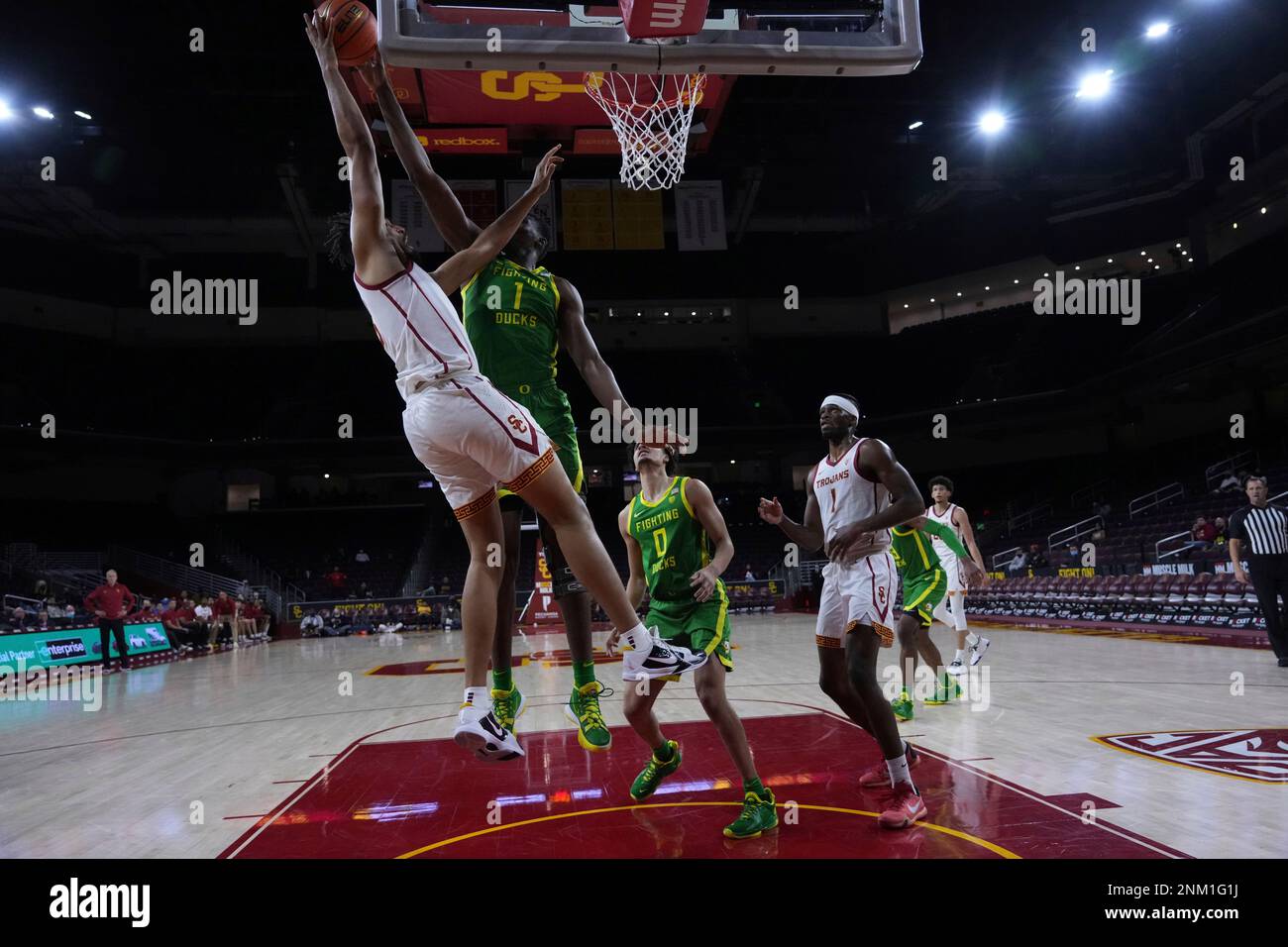 Oregon Ducks center N'Faly Dante (1) blocks a shot by Southern ...
